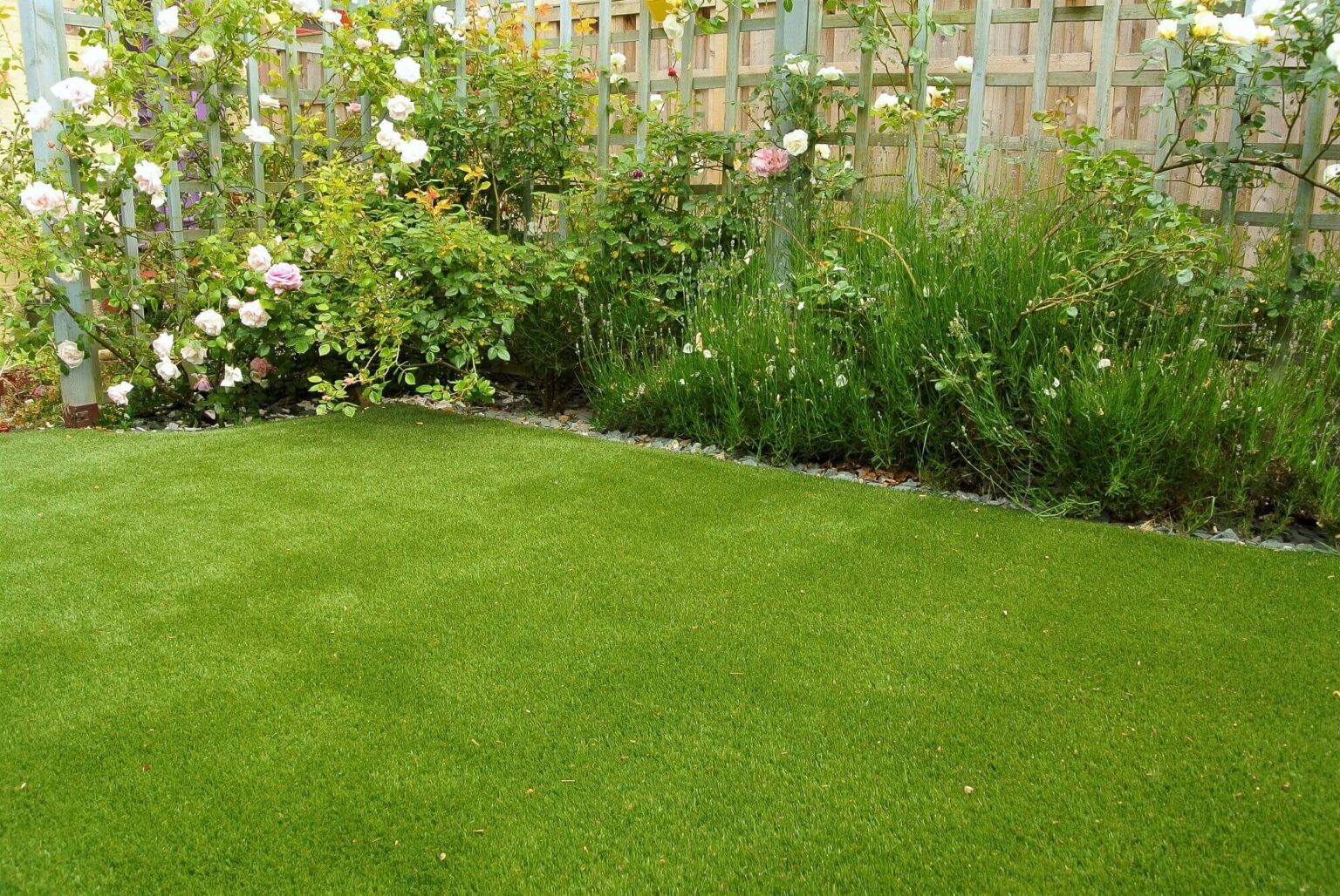 12 Artificial Grass Garden Ideas to Transform Your Outdoor Space ...